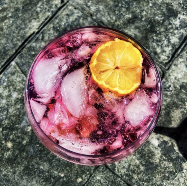 Roasted strawberries & the Brasted’s Bramble – The Delicate Diner